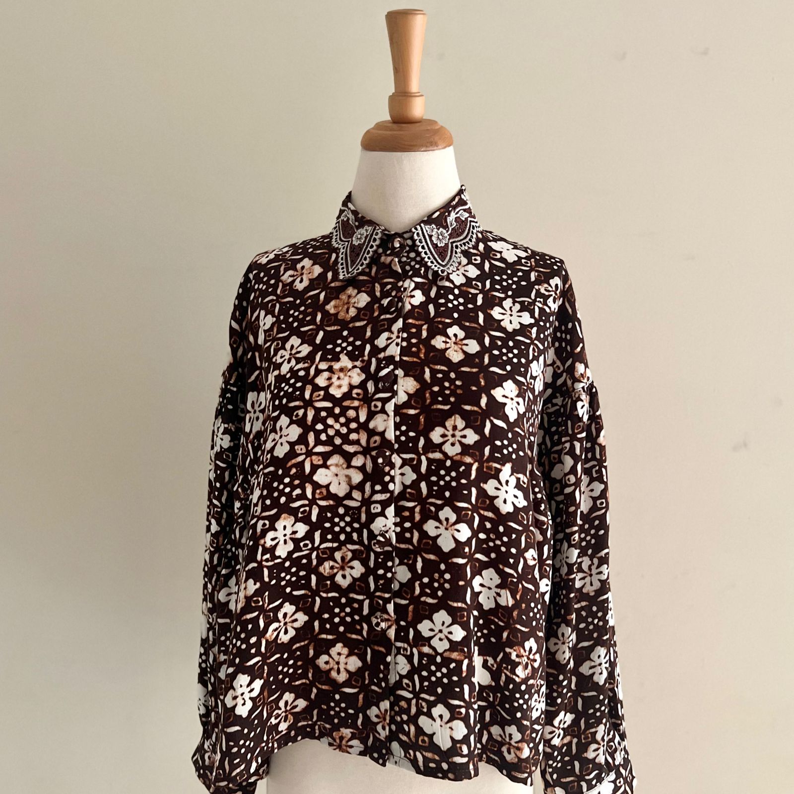 Batik Shirt Panjang Embroidery Bunga 1 Warna Coklat - Non&Nik