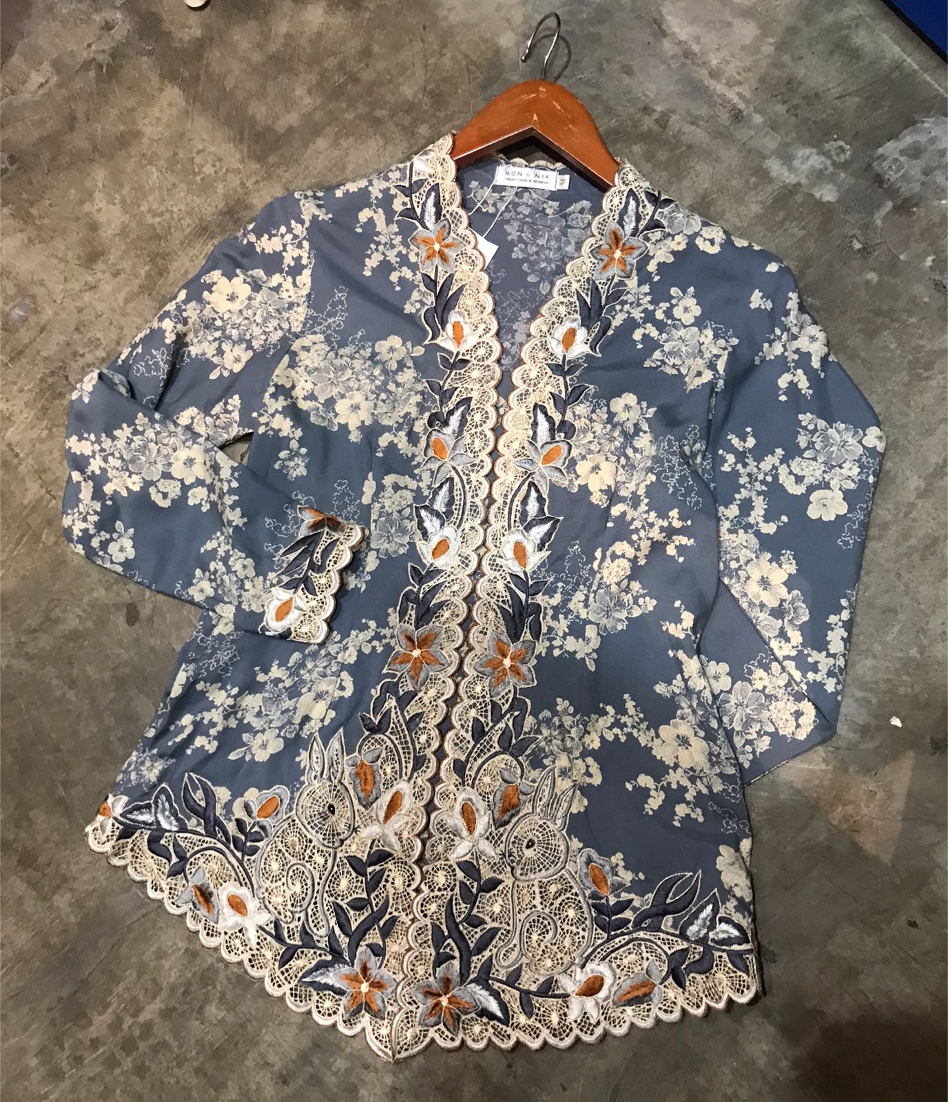 Kebaya Cotton Classic Vintage Bunga Denim Blue Long Sleeve - Non&Nik
